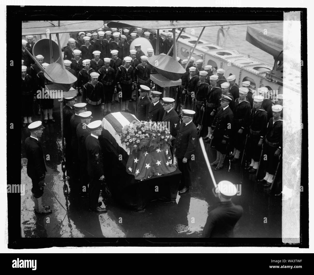 Body of Maj. R.W. Imbrie arrives at Wash. Navy Yard Stock Photo - Alamy