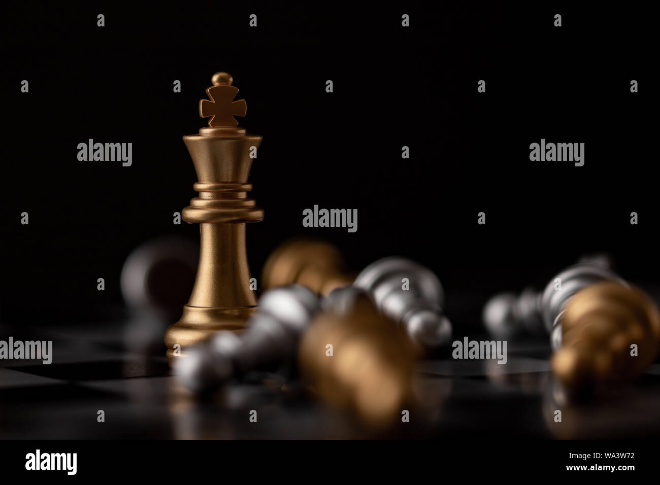 Checkmate game chess falling king hi-res stock photography and images ...