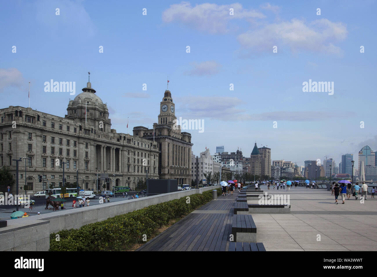 Town square with skyscraper hi-res stock photography and images - Alamy