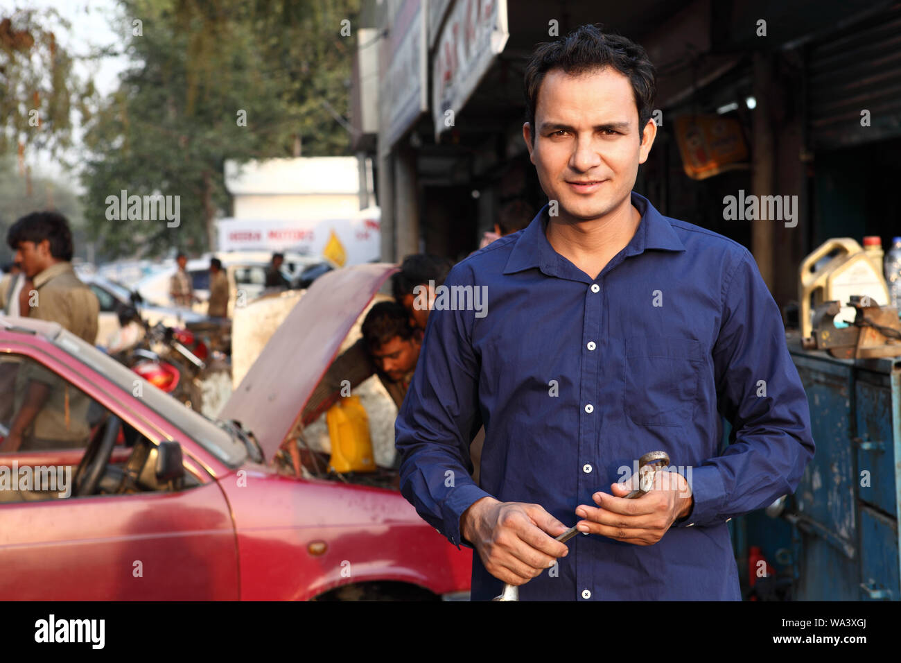 India car mechanic hi-res stock photography and images - Alamy