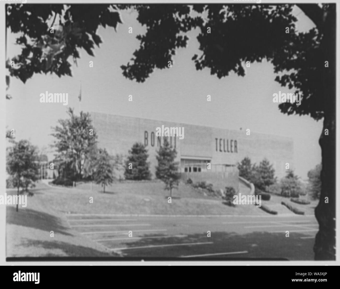 Upscale shoppers Black and White Stock Photos & Images - Alamy