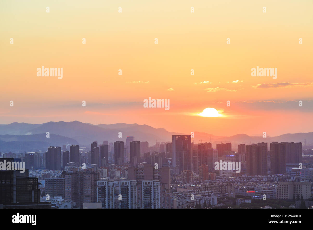 Bustling city setting hi-res stock photography and images - Alamy