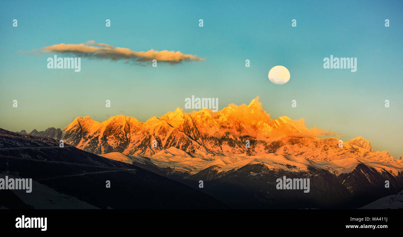 Namjagbarwa mountain hi-res stock photography and images - Alamy