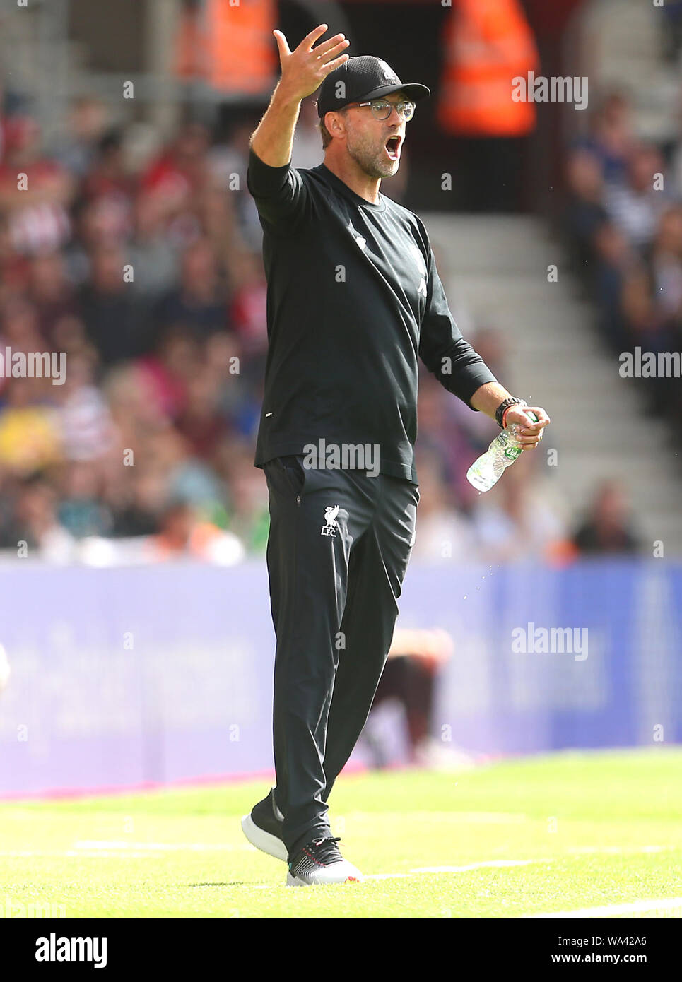 Liverpool manager jurgen klopp instructs hi-res stock photography and ...