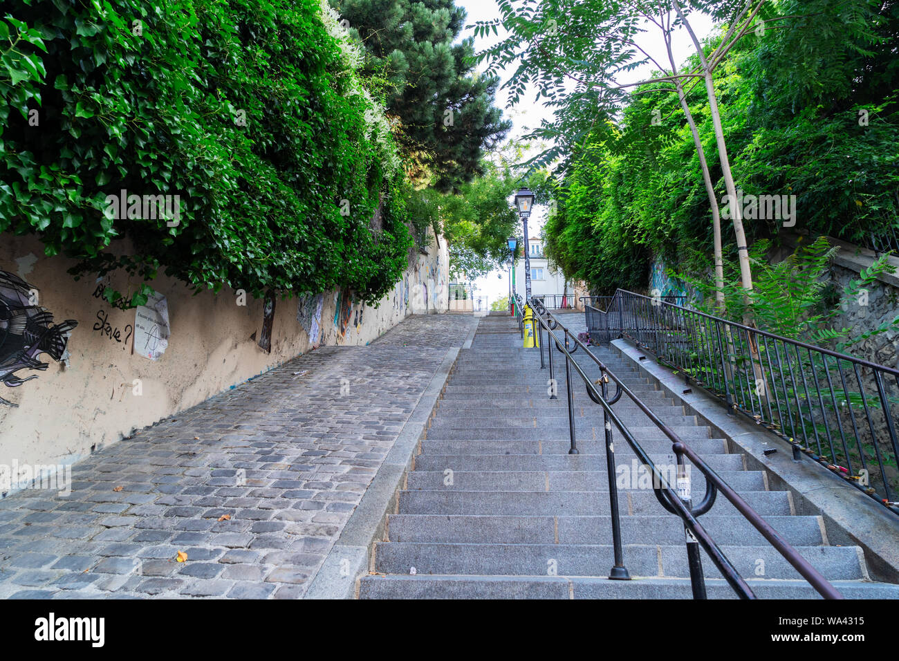 Mont matre hi-res stock photography and images - Alamy