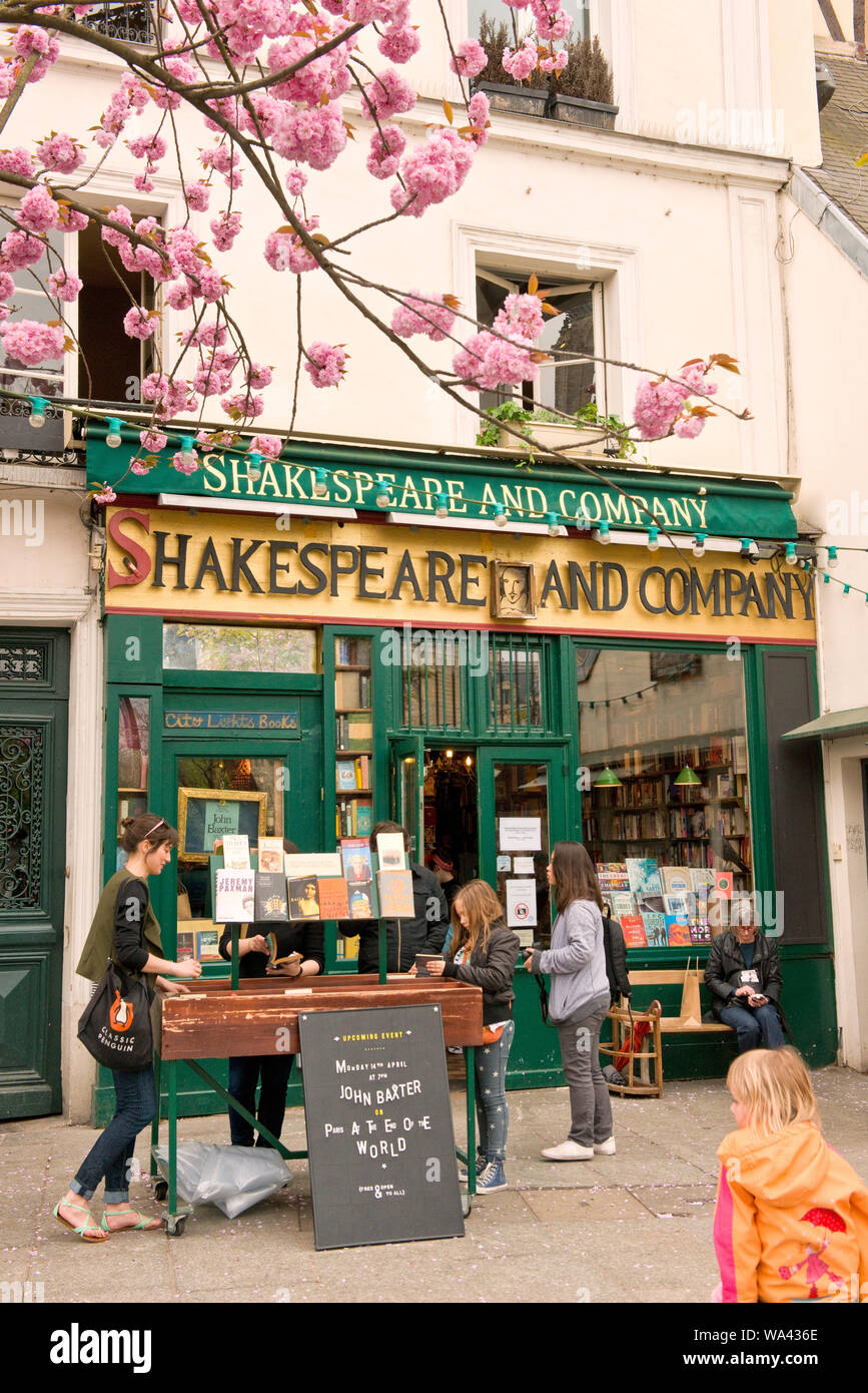 Famous english language Shakespeare and Company bookshop. Paris, France ...