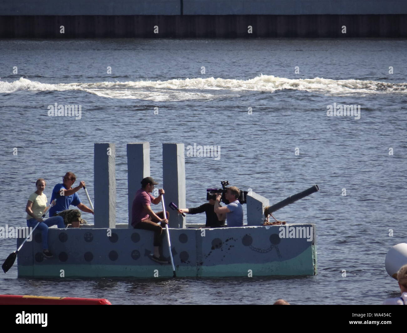 Many funny constructions took place in the annual self-made boats race ...