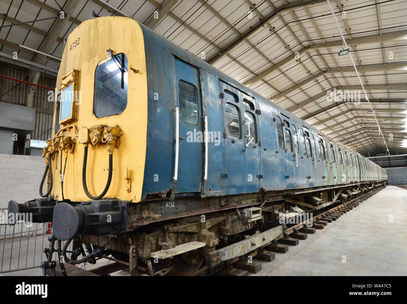 Slam doors hi-res stock photography and images - Alamy