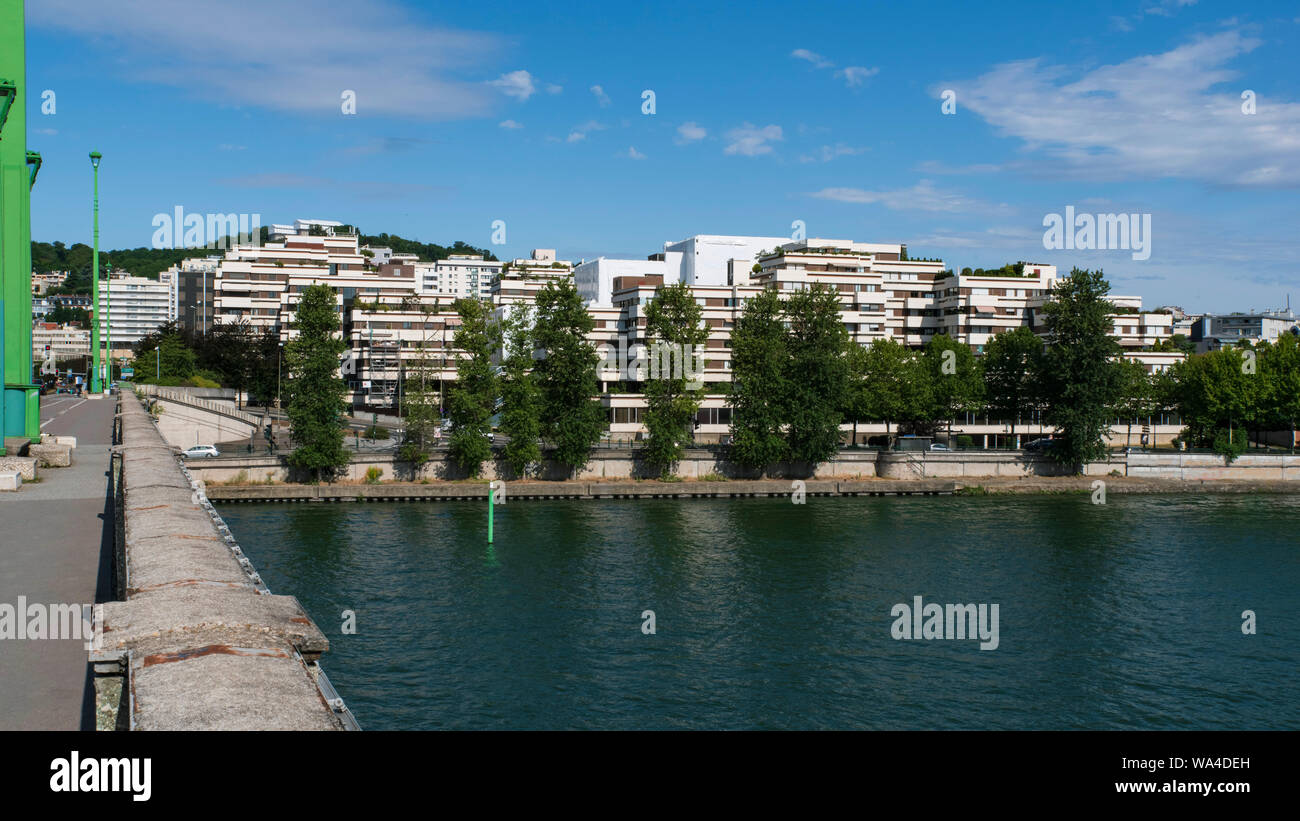 Modern architecture of a city on the banks of a river Stock Photo - Alamy