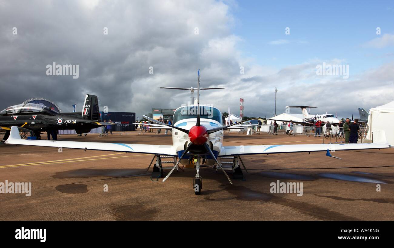 Landing gear retractable tricycle hi-res stock photography and images ...