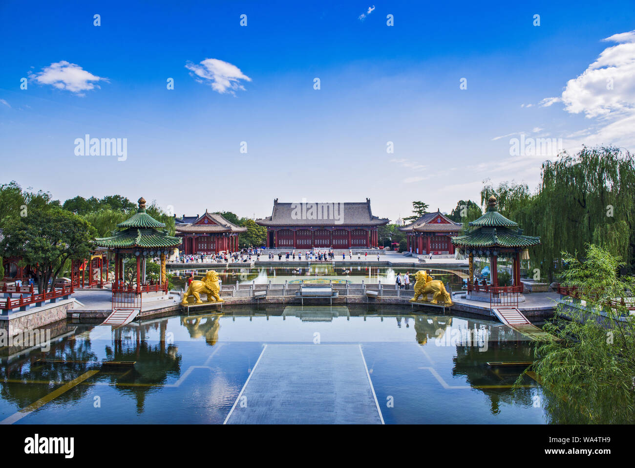 Hua qing dynasty palace Stock Photo - Alamy