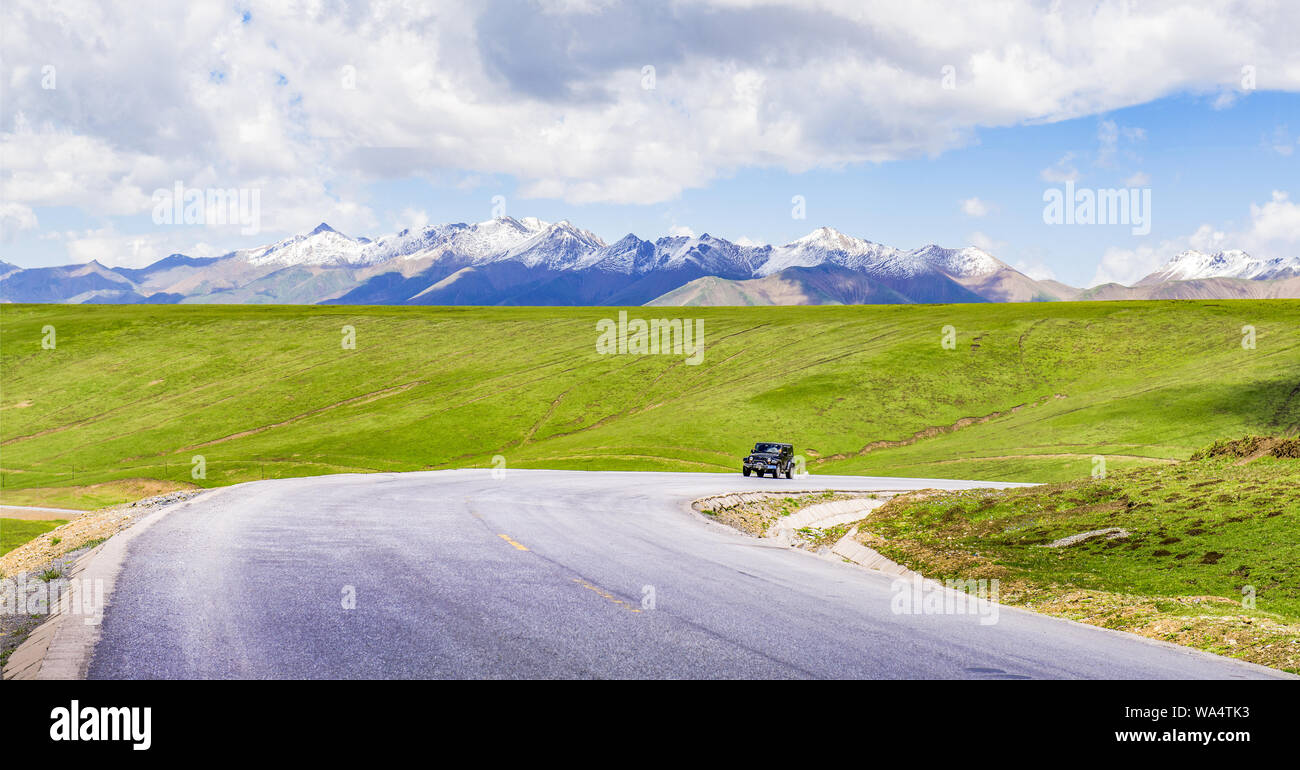 Qinghai plateau highway Stock Photo - Alamy