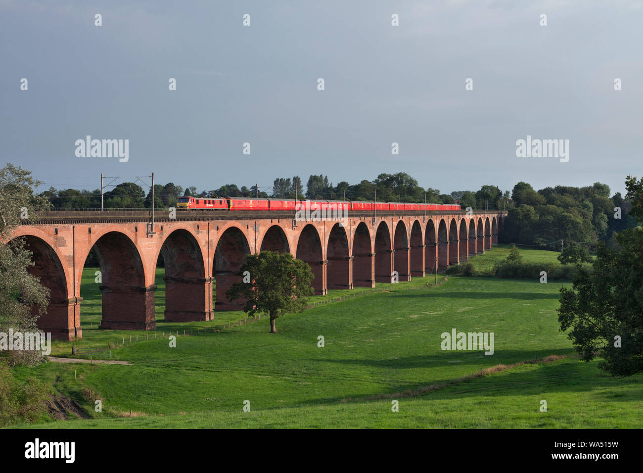 DB Cargo class 90 electric locomotive crossing Twemlow Viaduct, Holmes ...