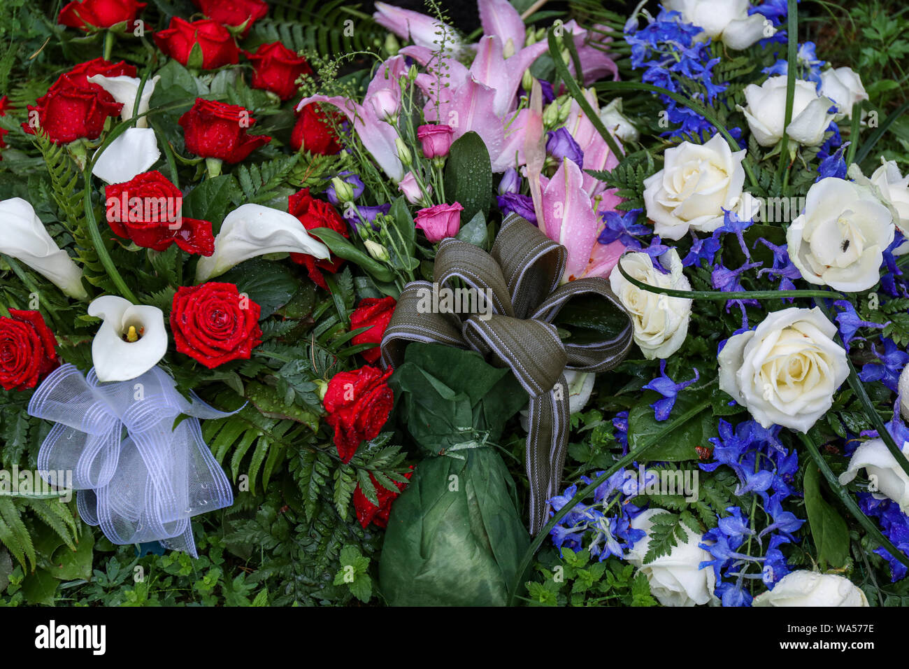 Burial flowers hi-res stock photography and images - Alamy