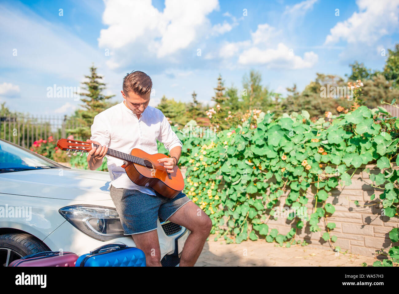 Young couple tourist enjoying on summer vacation Stock Photo - Alamy