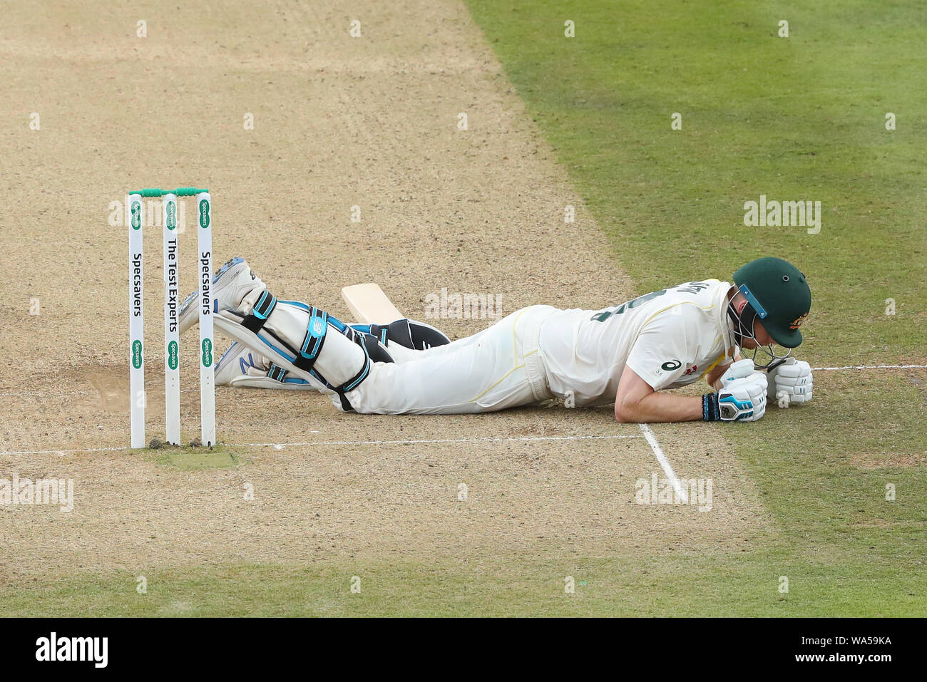 Struck ground hi-res stock photography and images - Alamy