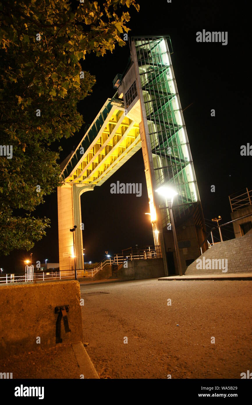 River hull tidal surge barrier hi-res stock photography and images - Alamy