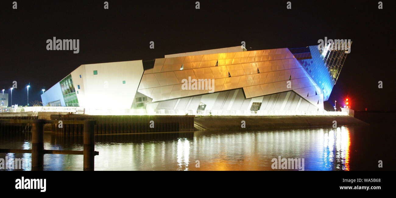 Deep aquarium at night hi-res stock photography and images - Alamy