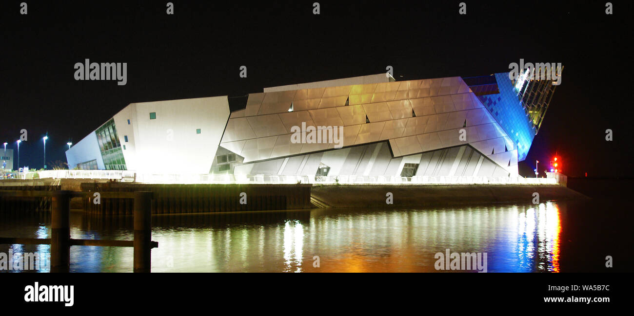 Deep aquarium at night hi-res stock photography and images - Alamy