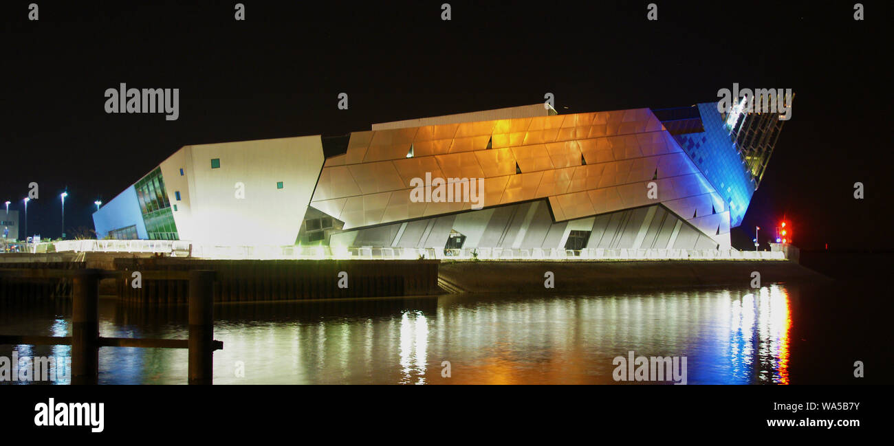 Deep aquarium at night hi-res stock photography and images - Alamy