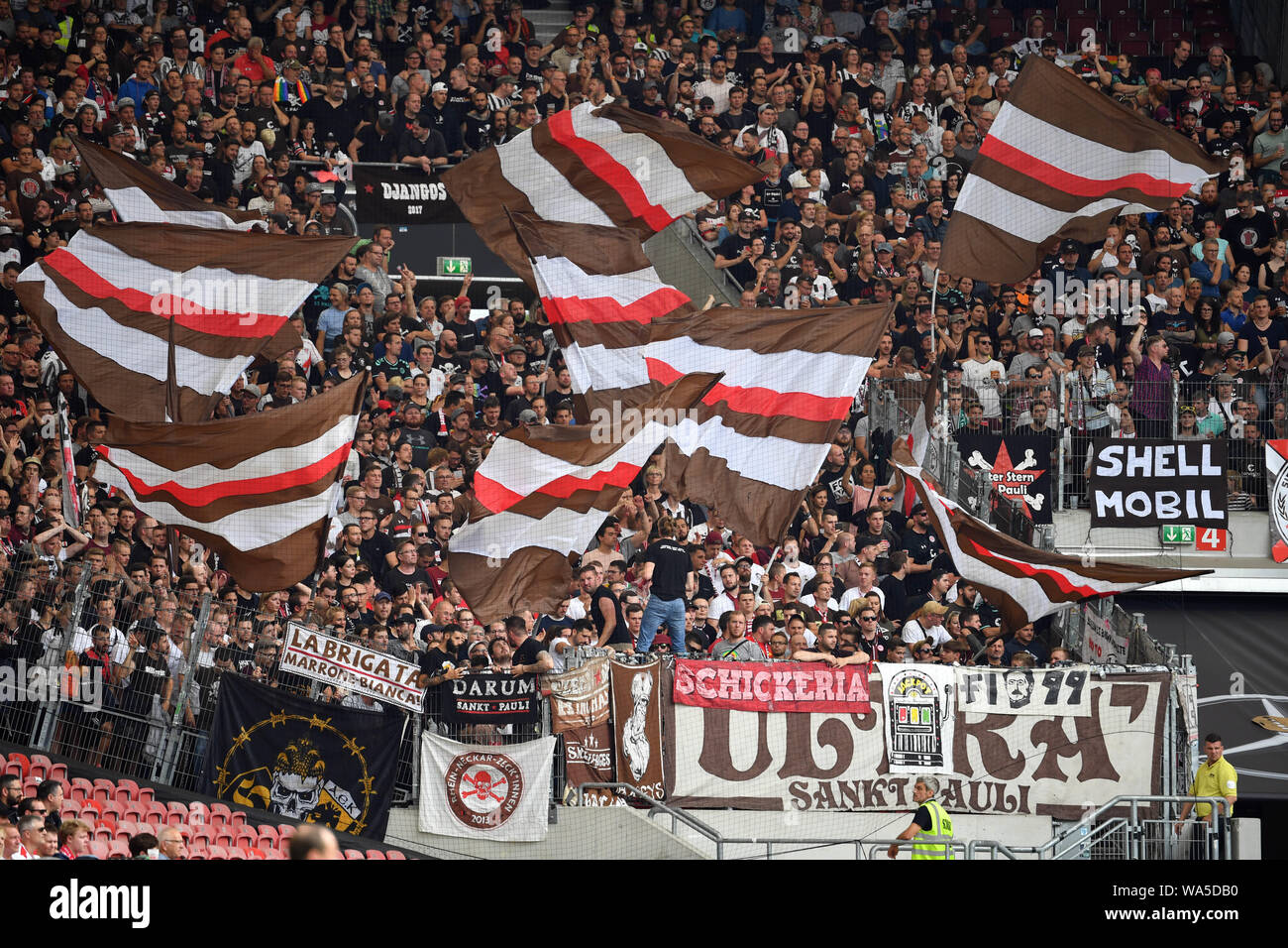 Stuttgart, Deutschland. 17th Aug, 2019. Fans, football fans St.Pauli ...