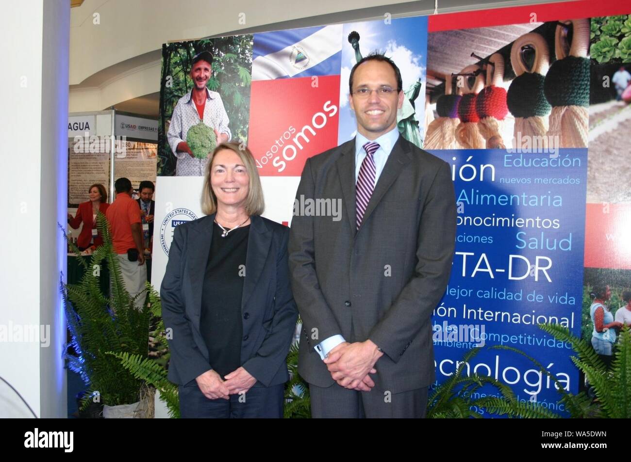 Directora Norma Parker y Sub-Administrador Adjunto Mark Lopes ...