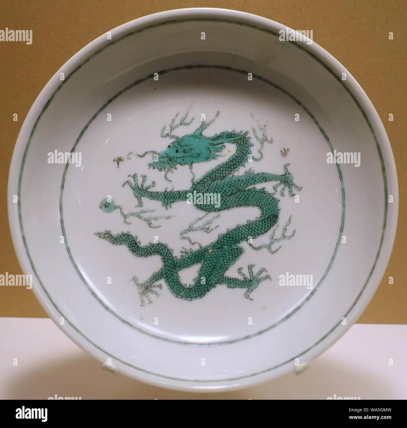 China porcelain dragon hi-res stock photography and images - Alamy