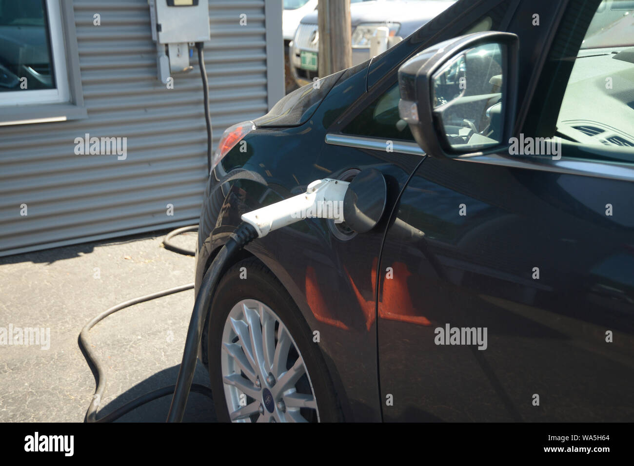 Car ramps hi-res stock photography and images - Alamy