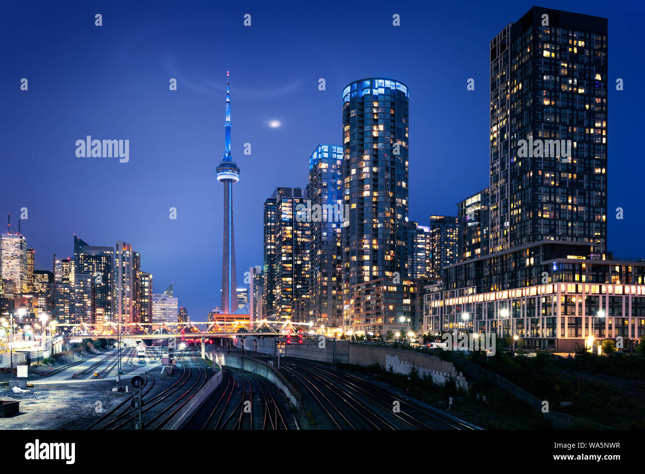 Toronto skyline at dusk hi-res stock photography and images - Alamy