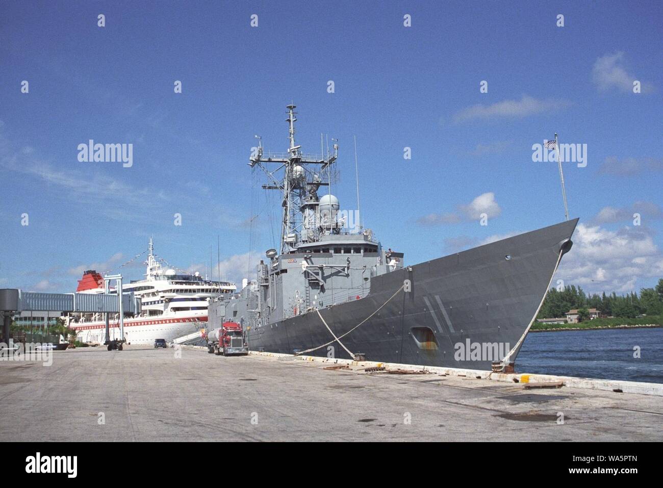 Uss clark ffg 11 hi-res stock photography and images - Alamy