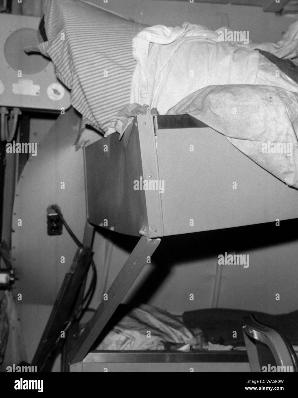 Uss belknap hi-res stock photography and images - Alamy