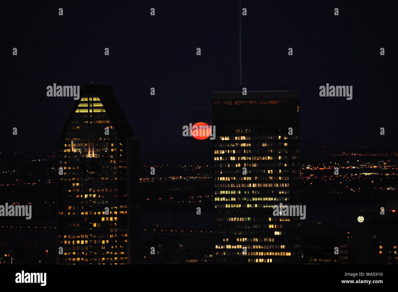 Full moon rise above the city of Montreal Stock Photo - Alamy