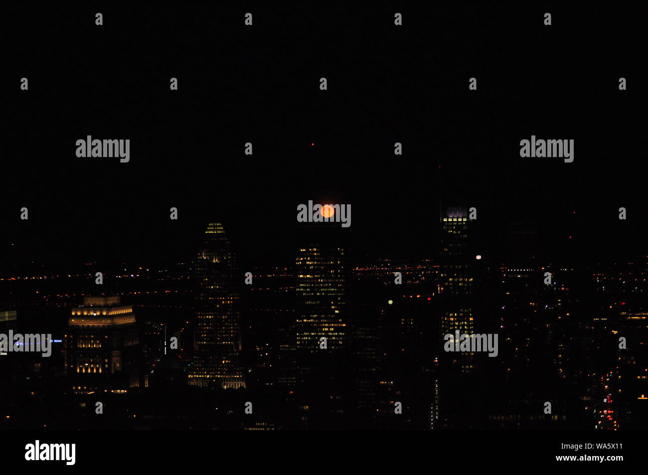 Full moon rise above the city of Montreal Stock Photo - Alamy