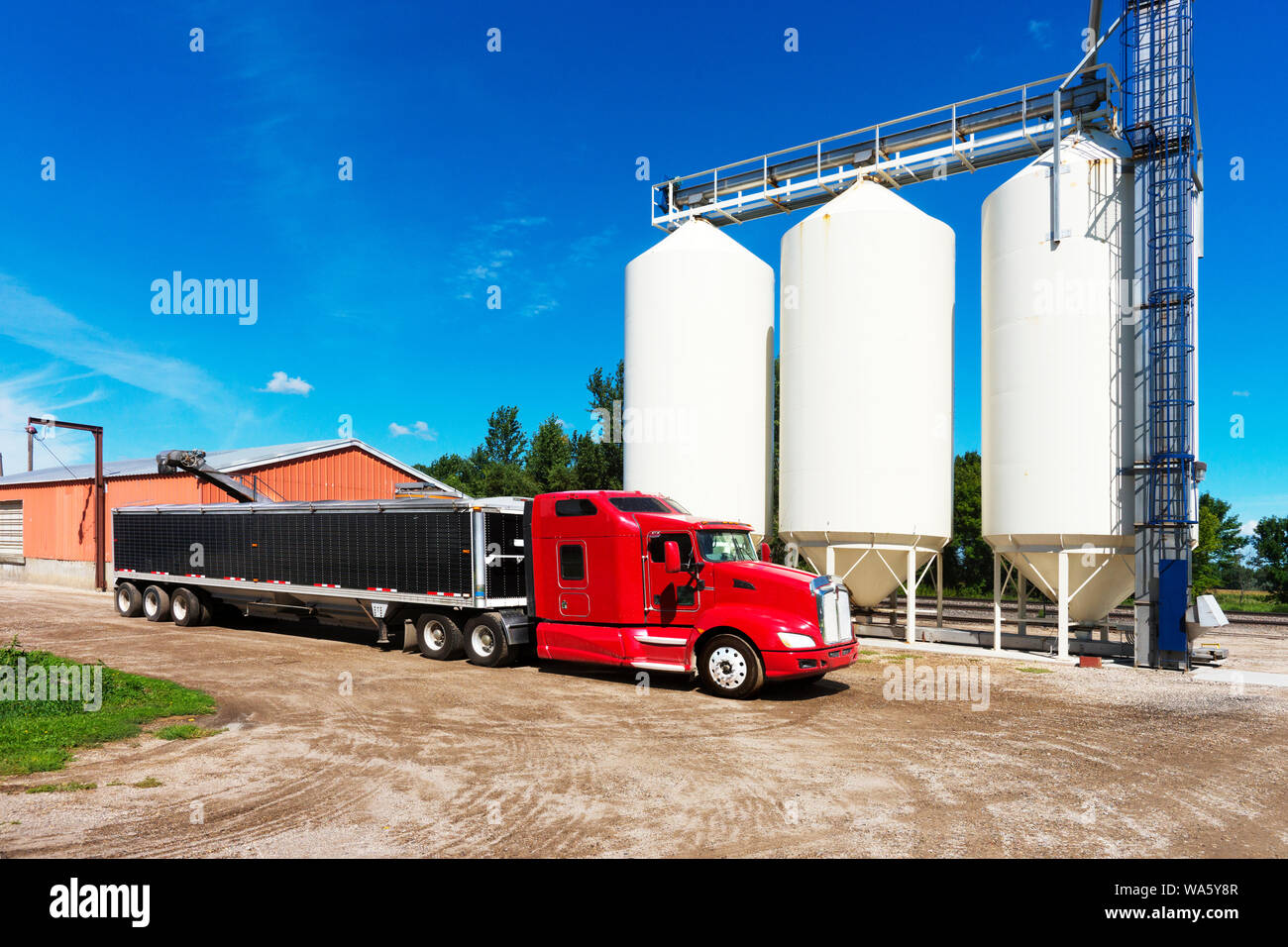 Parked semi truck and trailer hi-res stock photography and images - Alamy