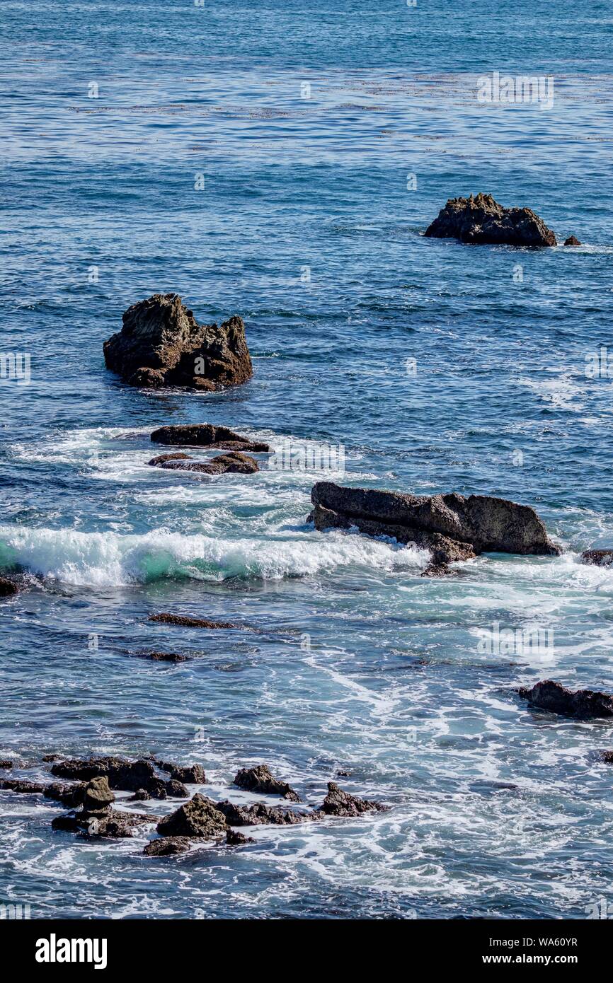 Ocean waves crashing rocks hi-res stock photography and images - Alamy