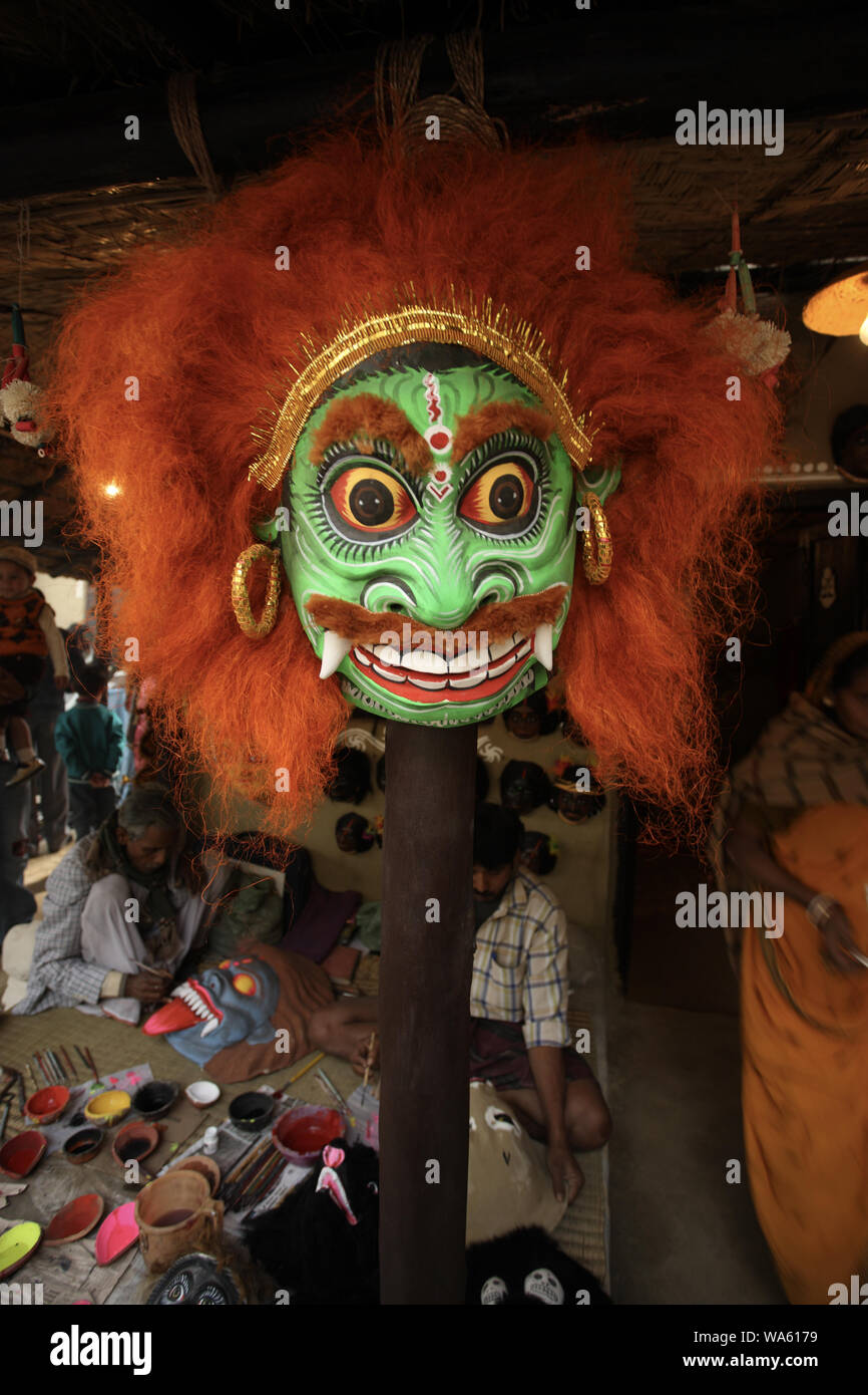 Male artists painting Goddess Durga mask for sale at Surajkund Crafts ...