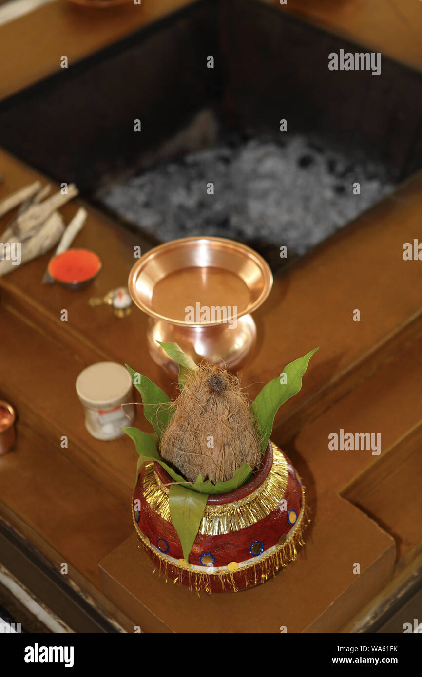 Havan kund hi-res stock photography and images - Alamy