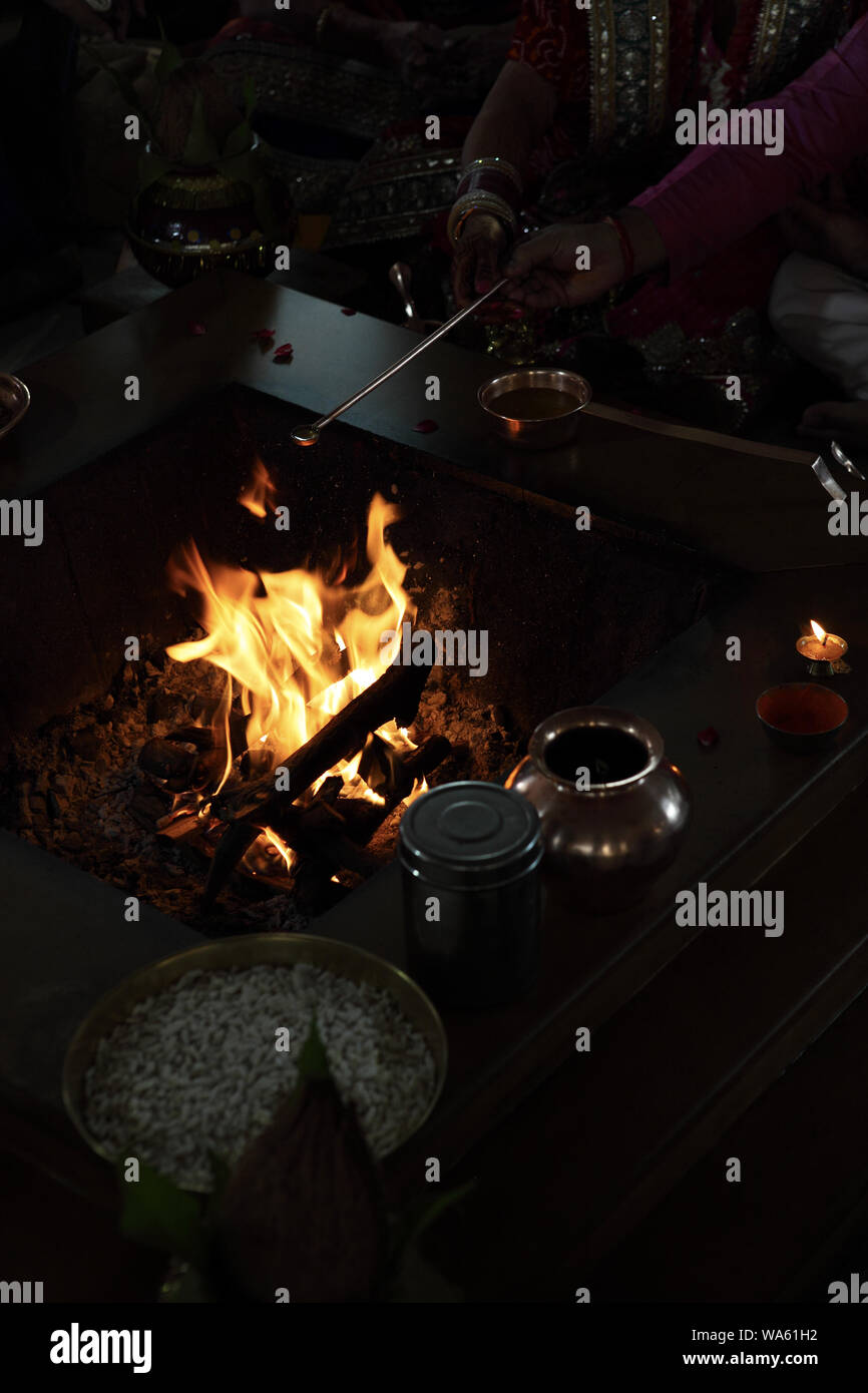 Asian indian wedding fire hi-res stock photography and images - Alamy