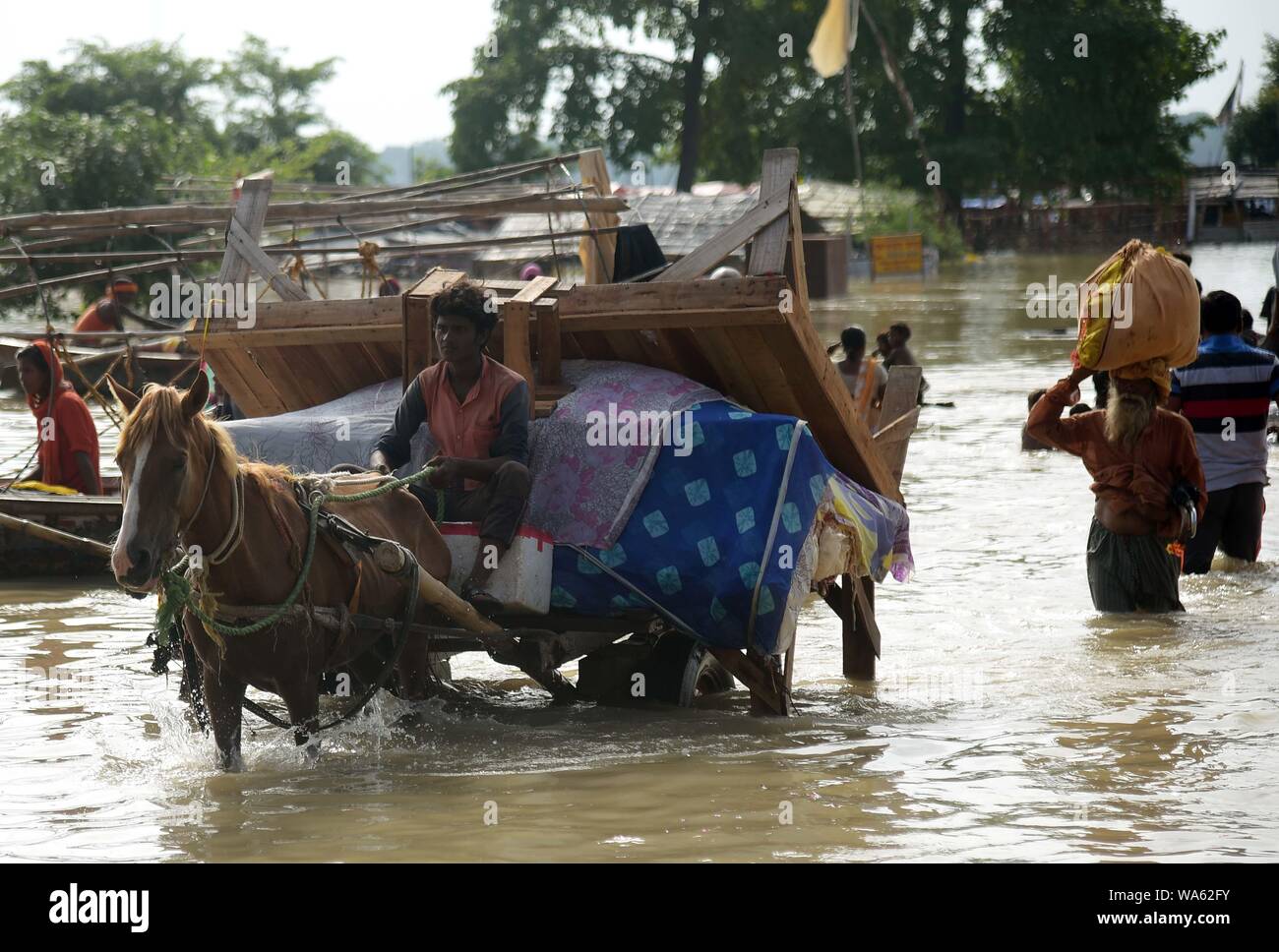 Sangam, India. 18th August 2019. Flood affected residents of a low ...