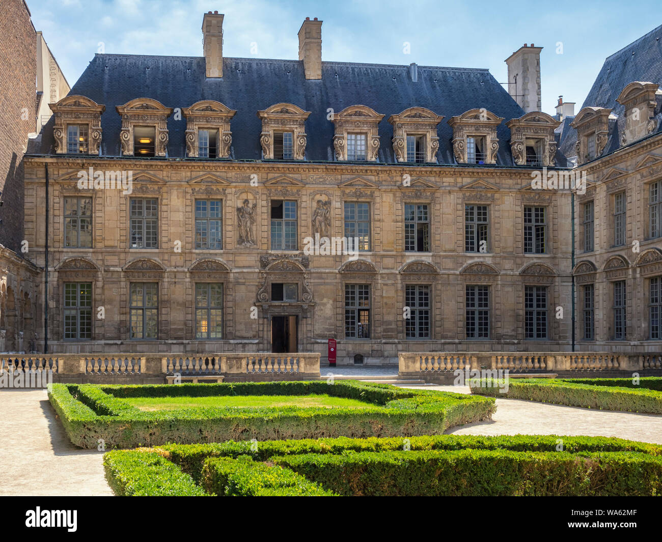 Pretty French Houses High Resolution Stock Photography and Images - Alamy