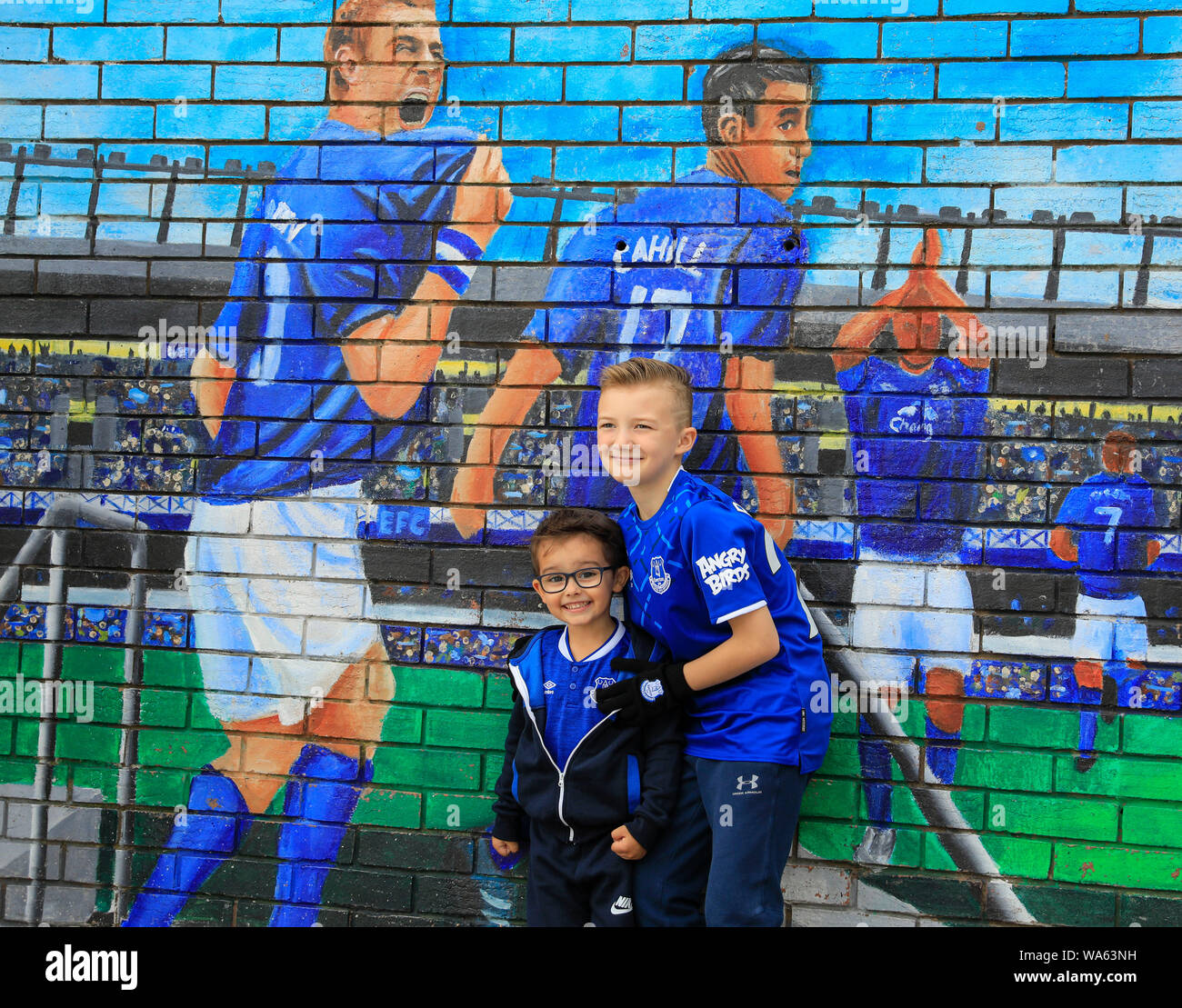 Everton fans outside goodison park hi-res stock photography and images ...