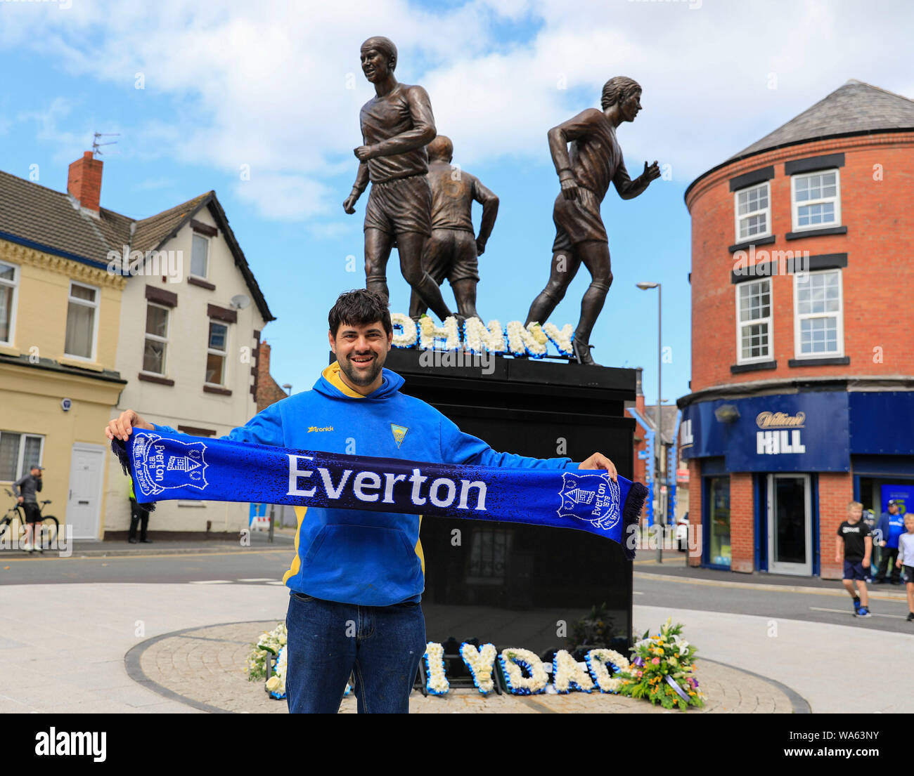 Everton fans outside goodison park hi-res stock photography and images ...