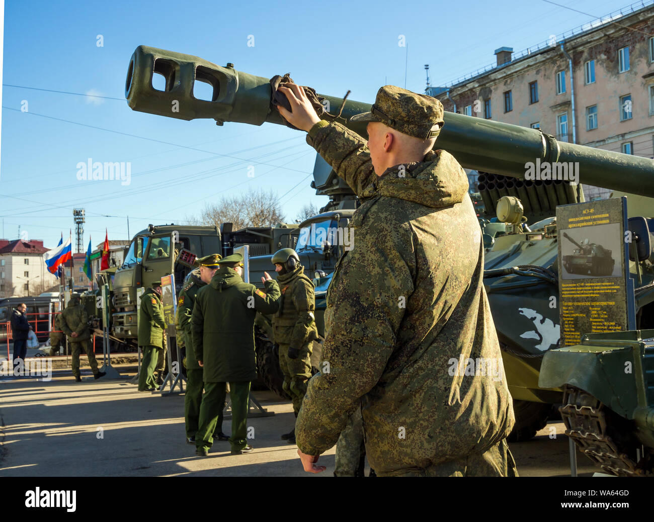 Soldier cleaning weapon hi-res stock photography and images - Alamy