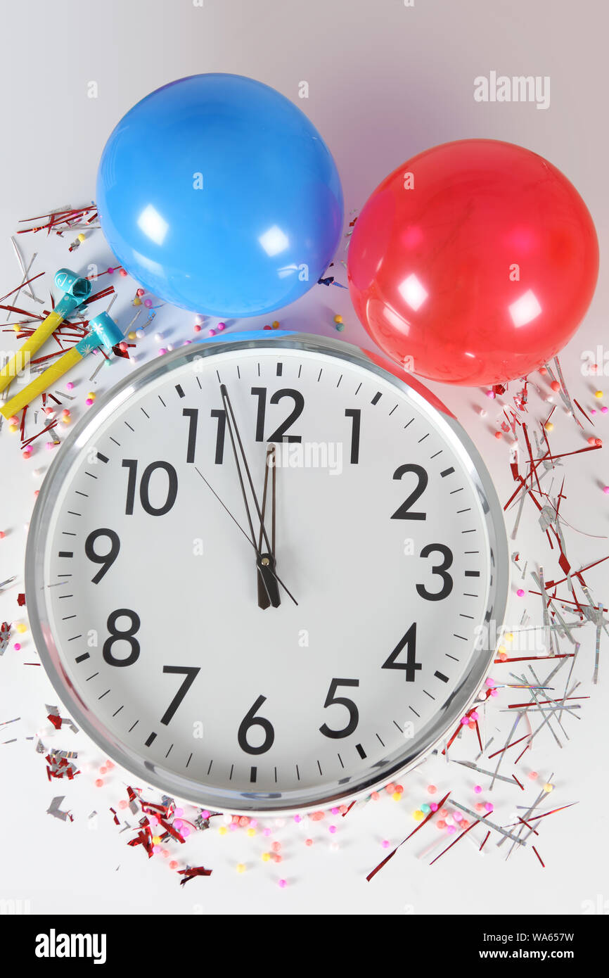 Clock face showing time three hi-res stock photography and images - Alamy