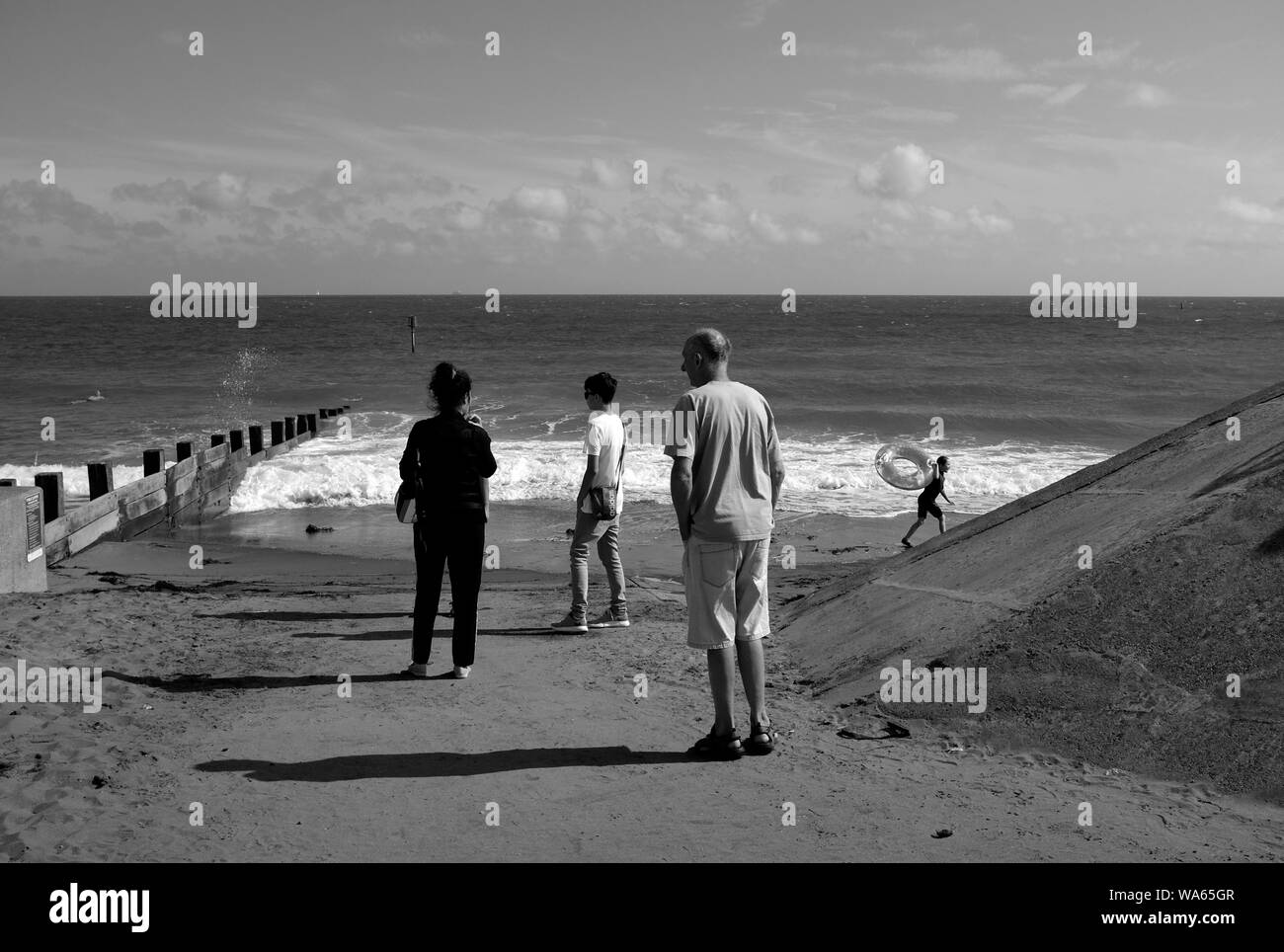 Visitors arriving at the beach on holiday Stock Photo - Alamy