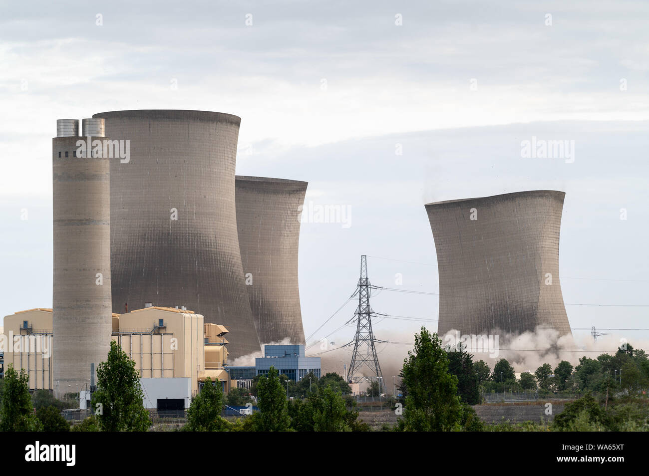 Didcot, Oxfordshire, UK. 18th Aug, 2019. The last three cooling towers ...