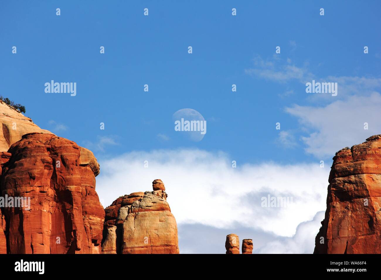 Moon rise at Cathedral rock Sedona Stock Photo - Alamy