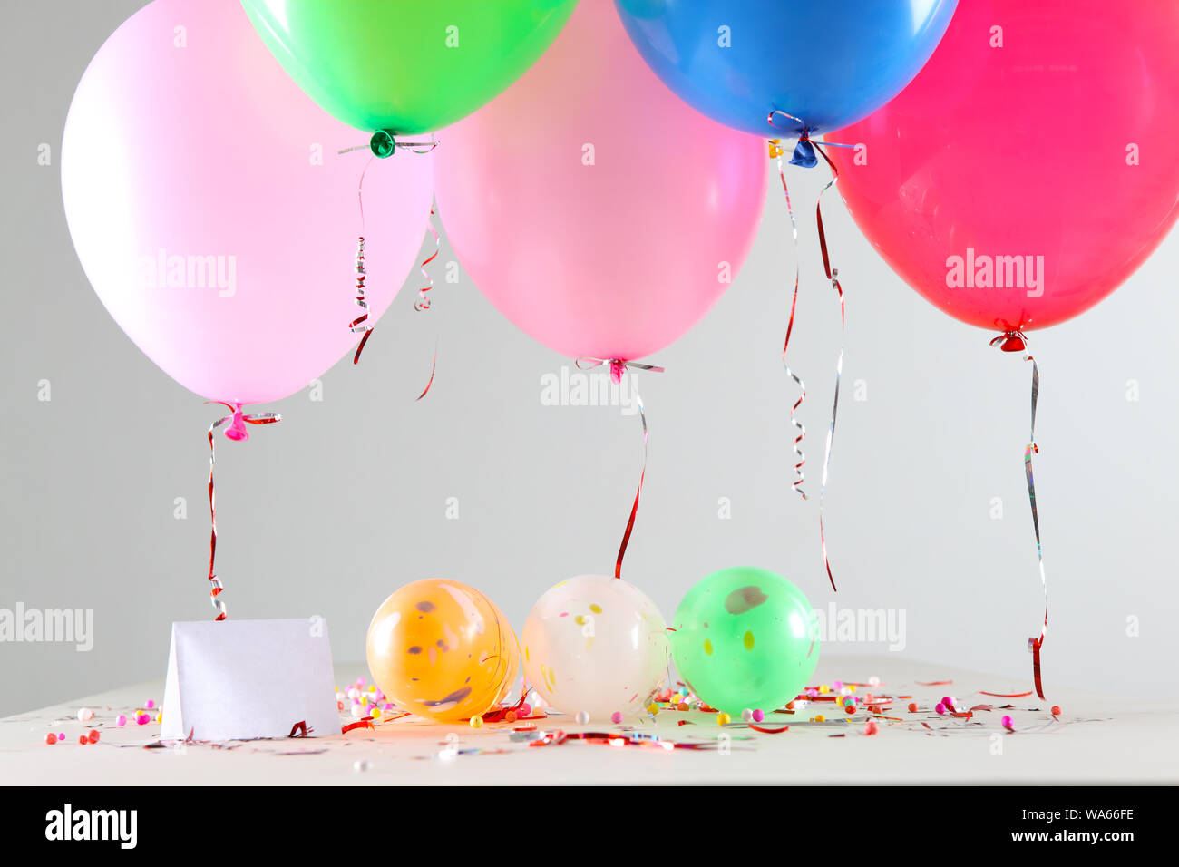 Balloon decoration empty table hi-res stock photography and images - Alamy