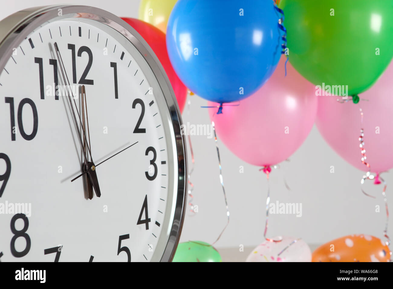 Clock face showing time three hi-res stock photography and images - Alamy