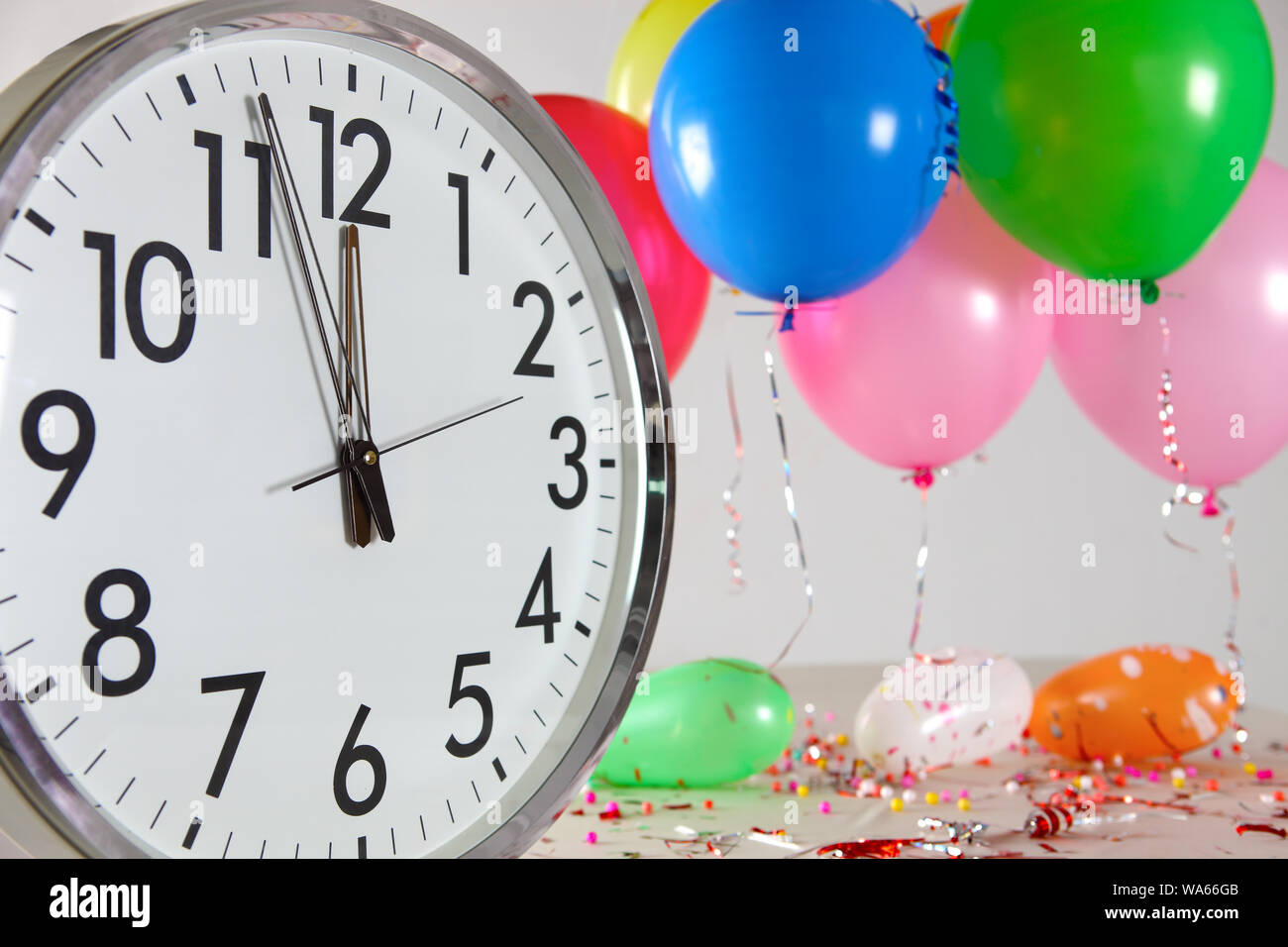 Confetti clock showing three minutes to New Year Stock Photo - Alamy